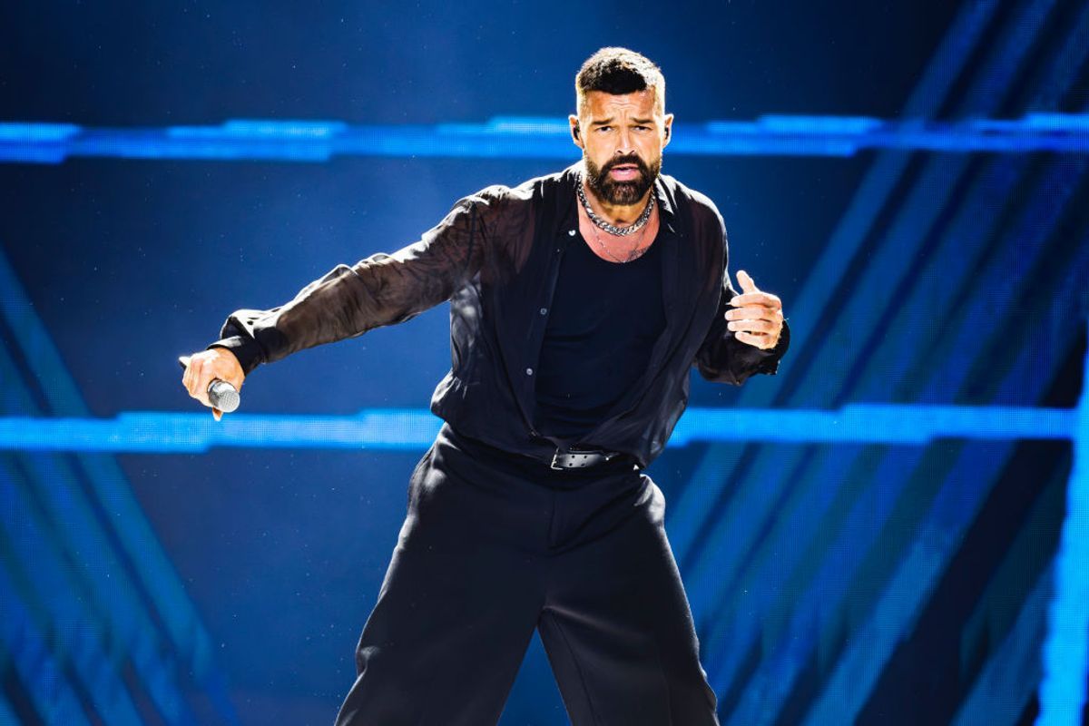 Fantomel și Kate Linn deschid show-ul lui Ricky Martin cu unul dintre ...