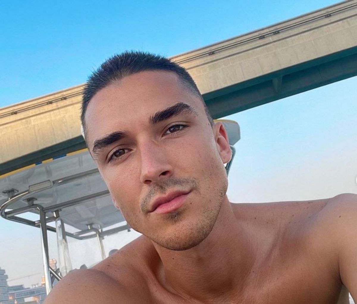 Emil Rengle, un nou dans provocator pe tocuri. Ținuta aleasă a stârnit ...