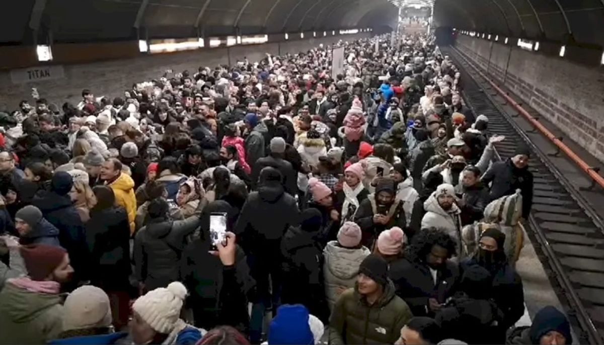 Imagini virale cu sute de cetățeni nepalezi, pe peronul stației de ...