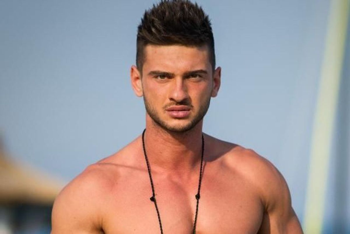 Dorian Popa sustine ca e singur, dar se saruta pasional cu o domnisoara ...